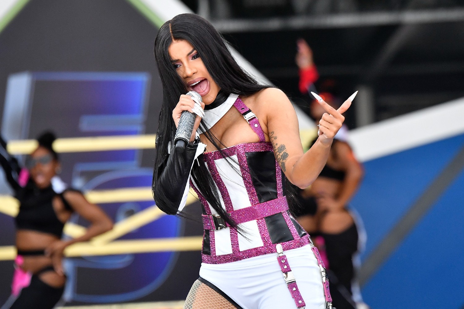 H Cardi B αποκαλύπτει τι την εμποδίζει να κυκλοφορήσει νέα μουσική ...